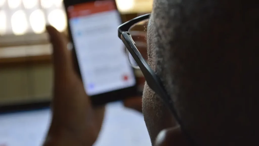 Penyebab Handphone Mudah Panas dan Cara Mengatasinya - Unbox.id